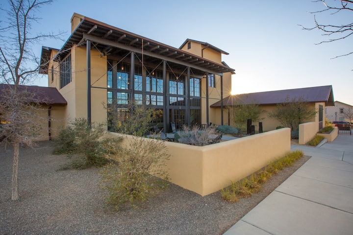 Weekly - Private Bedroom With Attached Bathroom - Albuquerque