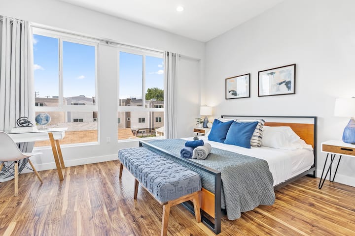 4 Br Modern Townhome In Sherman Oaks - Los Angeles, CA