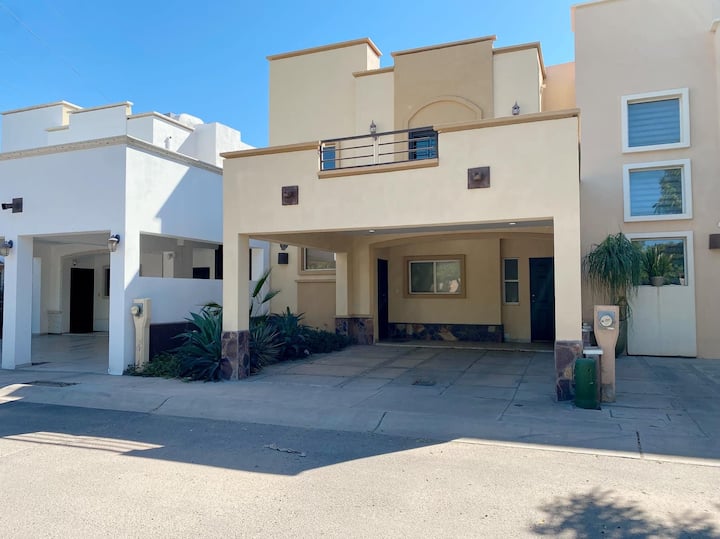 Residencia En Privada 4 Recámara Asador En Patio. - Hermosillo
