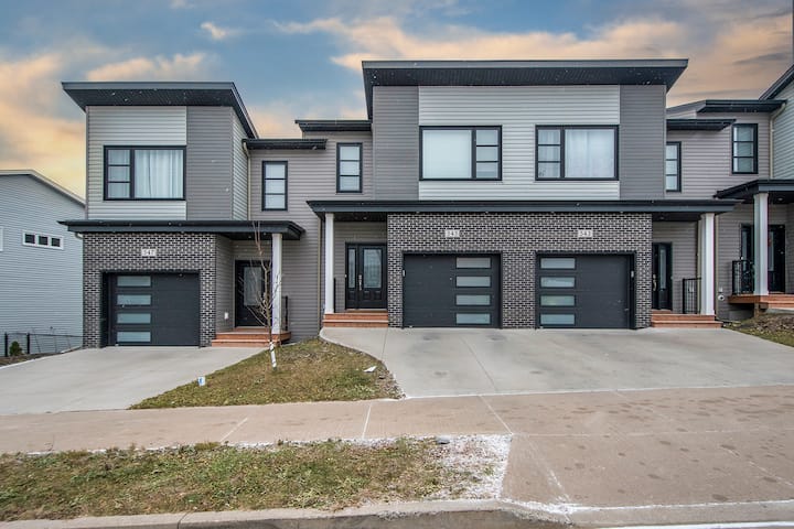Exquisite 3 Br Townhouse. - Nova Scotia