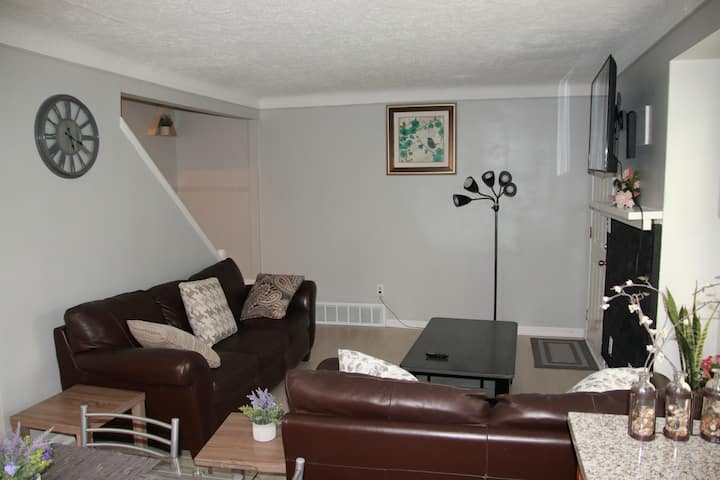 Newly Renovated Family-friendly In Harper Woods: - Roseville, MI
