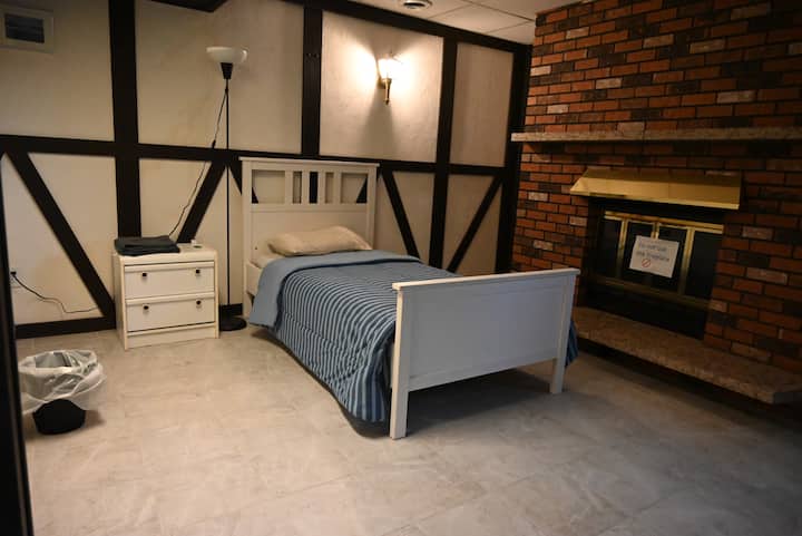 Nice And Comfortable Single Room - カナダ エドモントン