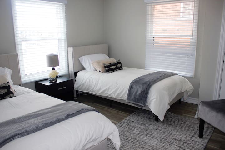 5 Min Walk To Fallsview: Free Wine & Parking (2) - Niagara Falls