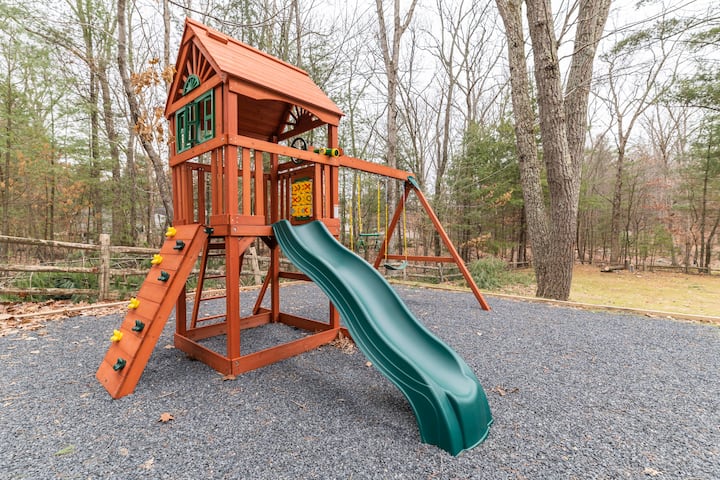 Ultimate Family Retreat: Game Room & Hot Tub - East Stroudsburg, PA