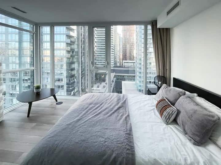 Huge 900sf, 2br 2bath + Amenity + Parking - Toronto