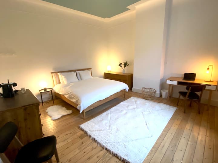 Large Room 18th Century Home | Private Bathroom/d/ - Brussels