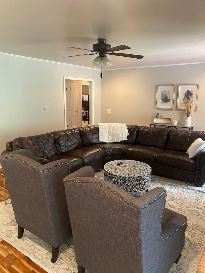 Neighborhood Watch 3-bedroom Sleeps 8 - Stillwater, OK