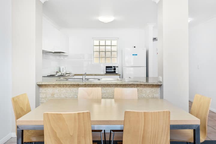 Pool View 3 Bedroom Apartment - Perth
