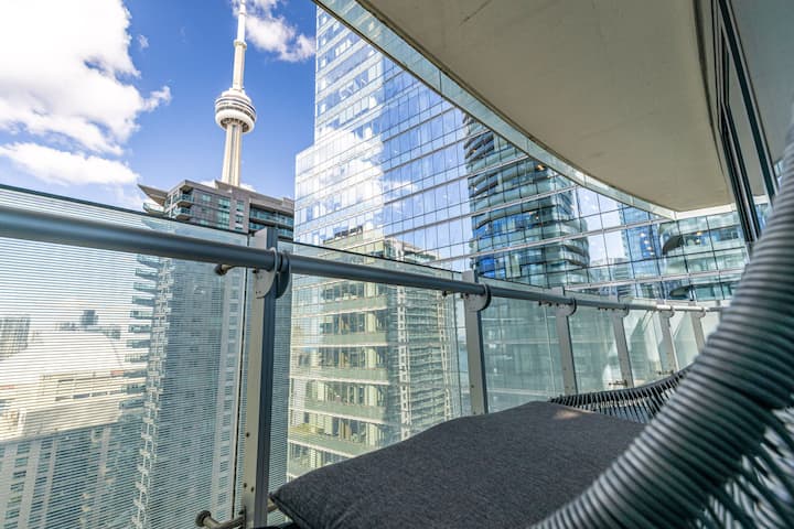 2br Condo W/ Stunning Cn Tower View & Free Parking - Toronto, ON