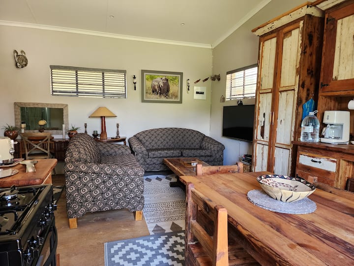 Rhino Garden Cottage - Shelley's Sleepover - Sun City