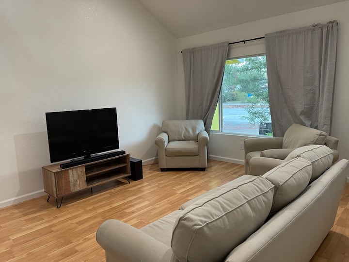 Amazing Co-living Upstairs Private Room - Santa Rosa