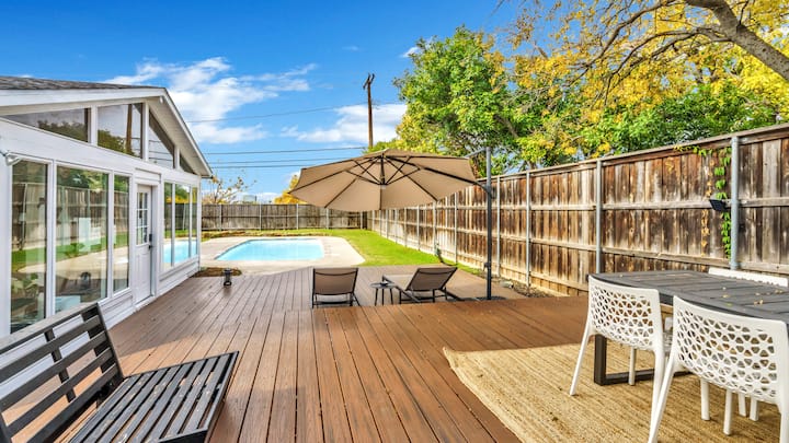 Hawaiian Vibes W/ Pool, Gaming Console And Firepit - Dallas, TX