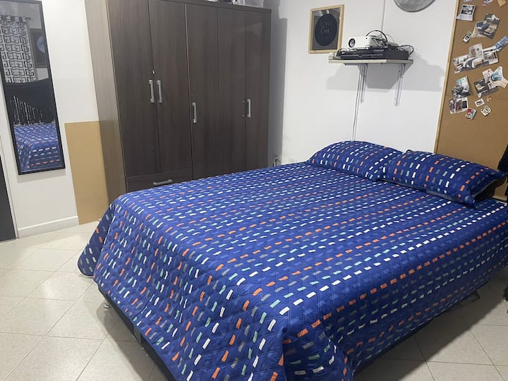 Habitación Cómoda, Amplia, Con Balcón Y Cama Queen - Medellín