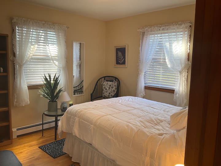 Peaceful Private Room In Village - Saugerties, NY