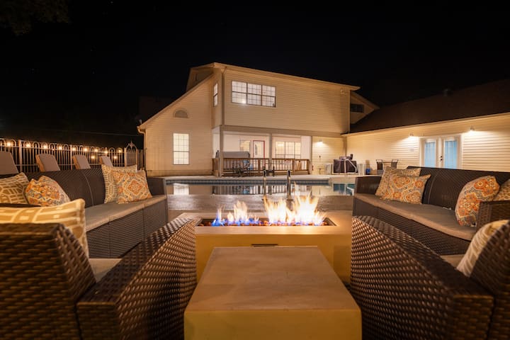 Rustic Serenity: Pool, Hot Tub & Cozy Fire Pit - Arkansas