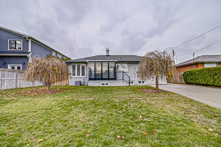 Beautiful Detached Oakville Home (4beds & 3baths) - Oakville