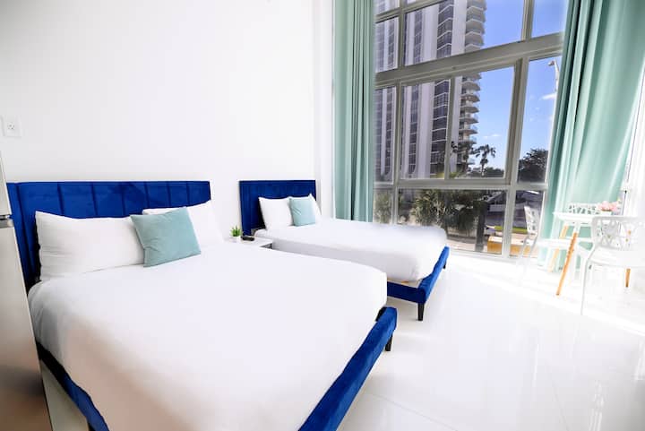 2-story Loft | King + Jacuzzi + 2 Queens + Parking - Miami Beach