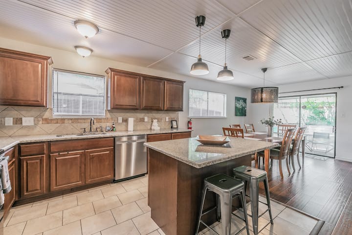 15-min Walk To Stadium W/ Huge Yard + Firepit - Arlington, TX