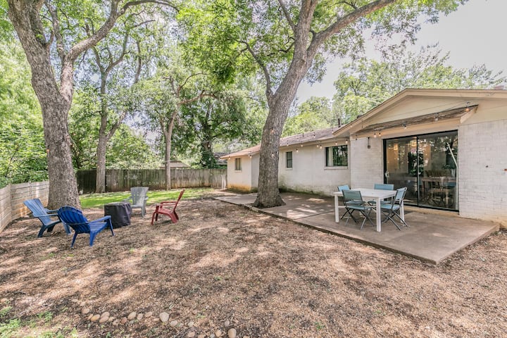 15-min Walk To Stadium W/ Huge Yard + Firepit - Arlington, TX