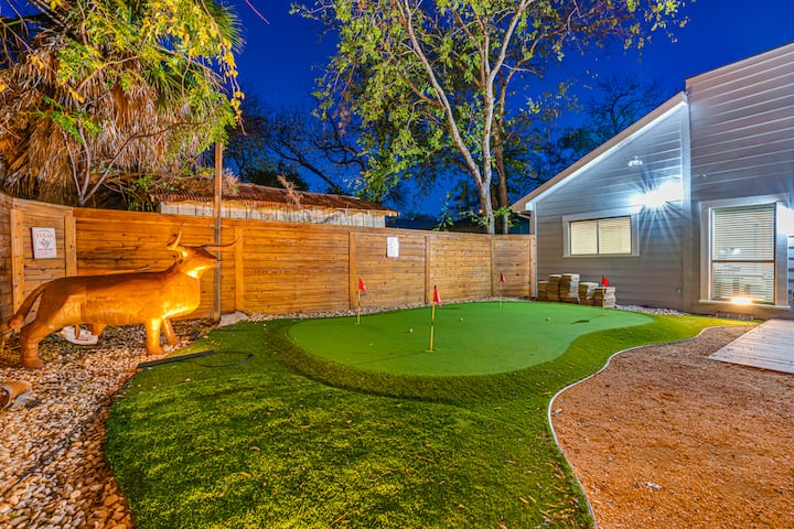 .5 Mi From Pearl | Theater, Games & Putting Green - San Antonio, TX