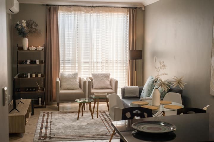 Spacious 1 Bedroom Flat Church St. Stellenbosch - Stellenbosch