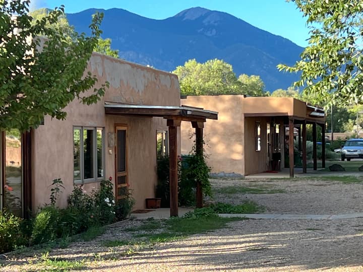 Taos Downtown Casita, Remodeled - Taos, NM