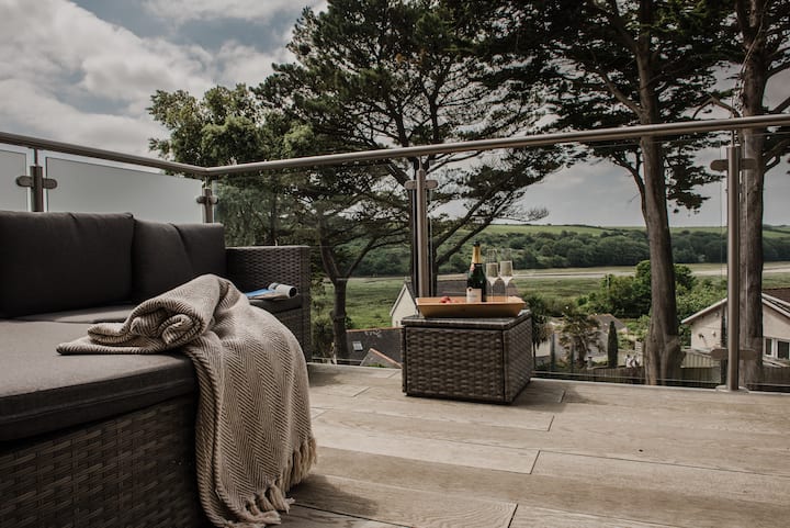 Luxury 4 Bed ( All Ensuite) With Estuary Views - Perranporth