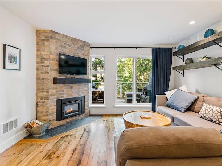 Bright And Cozy 2br/2bath. Townhome - Free Parking - Whistler