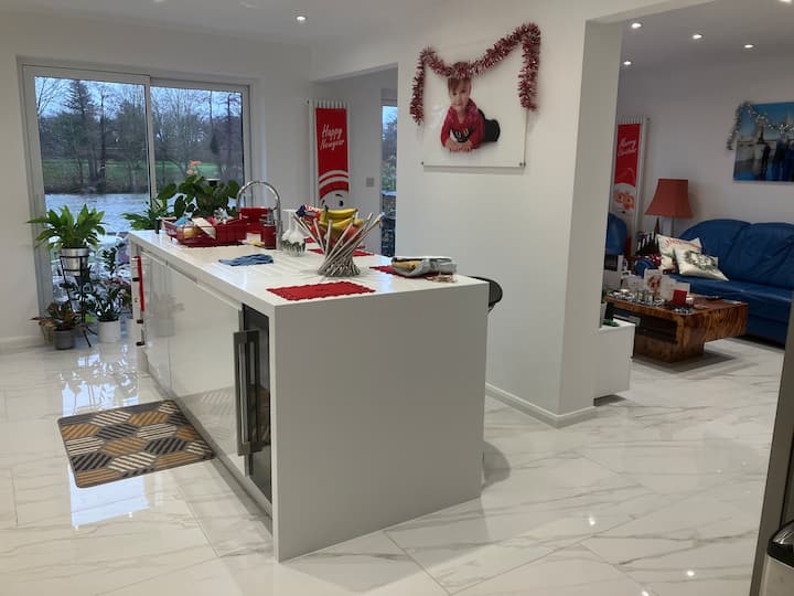 Riverside House In Thames Ditton - Surbiton