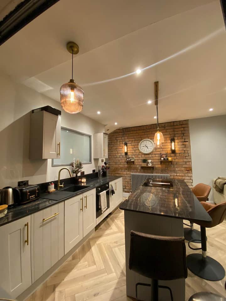 The Suite (Inc Hot Tub) - Cardiff
