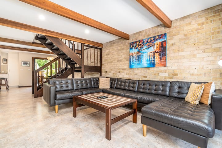 Charming Two-story 2br Townhouse In Braddon - Canberra