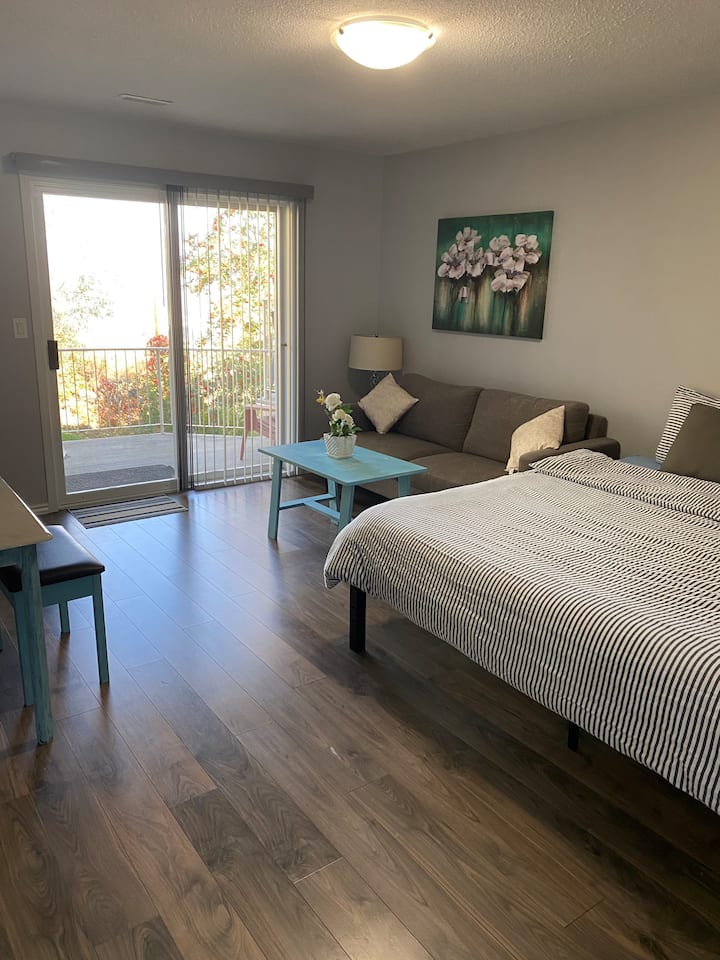 Guest Suite With View And Patio - Kamloops