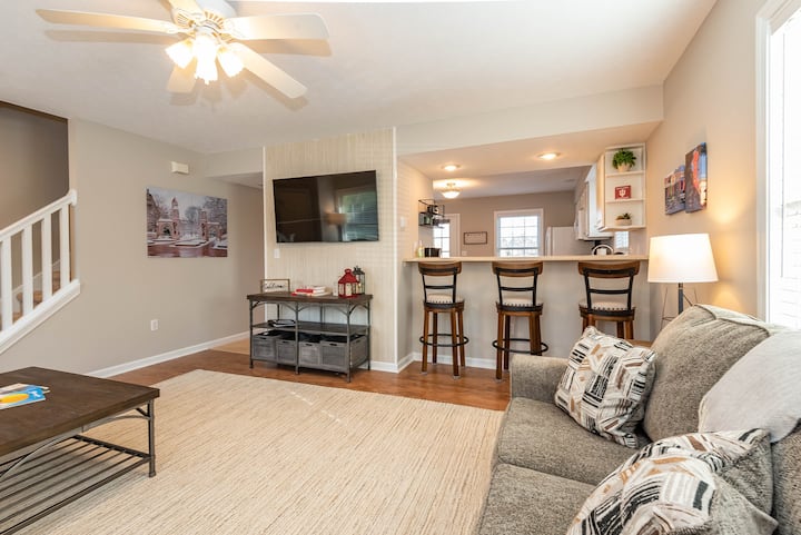 Hoosier Happiness, Too! *3 Bedroom Suites* - Bloomington, IN