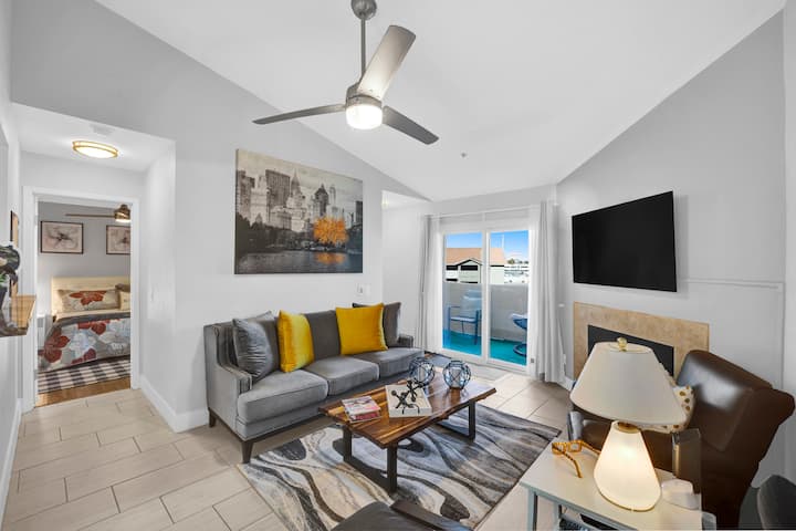 Vegas Vibes 2br/2ba • 2mi To Strip • Pool & More - 