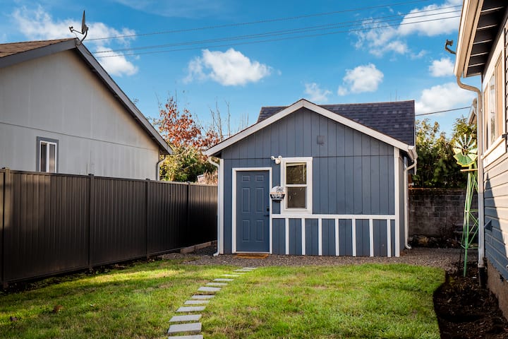 Colonial Cottage - Springfield, OR