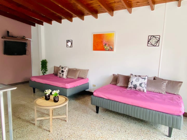 Casa Grande, Excelente Ubicación - Medellín