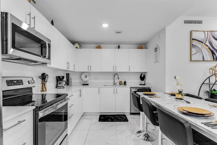 Traveler’s Choice (Blue/yellow) - Florida City, FL