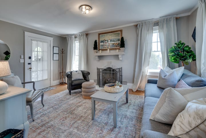Charming Tudor W/ Parking For 2 Near Downtown - Nashville, TN