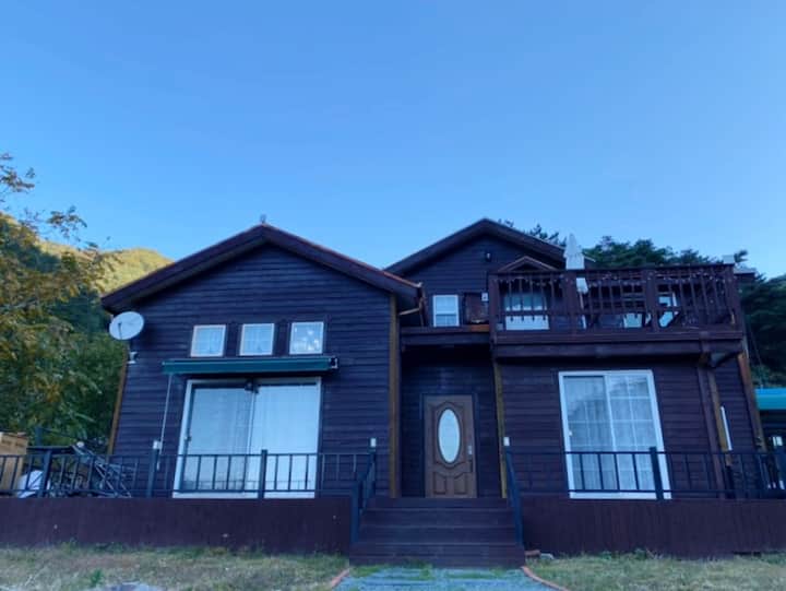 청도군 지슬저수지 위에 있습니다.
킴스홈 펜션 - Daegu