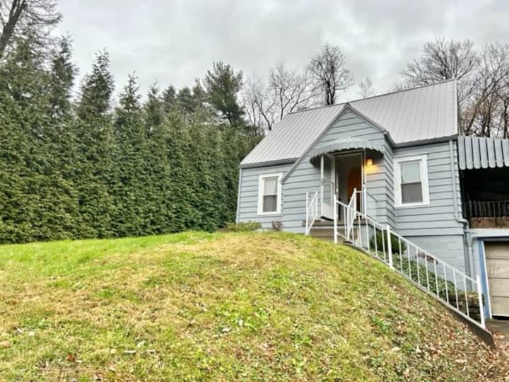 Spacious Cape Cod In Monroeville - Monroeville, PA