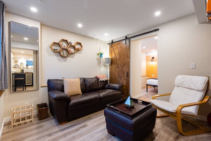 7min Walk To Skytrain Expo Line, King Bed/sofa Bed - Vancouver