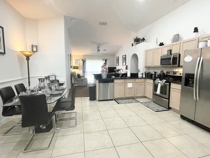 4 Bed 3 Bath W Gameroom  *Pool/jacuzzi Heat Inc* - Kissimmee, FL
