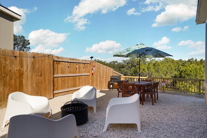 Relaxing Summer Vacation @ The Cozy Lake House! - Canyon Lake, TX