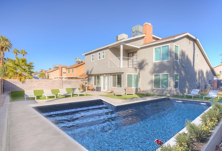 Stylish Resort Pool 7mins Strip! - Las Vegas, NV