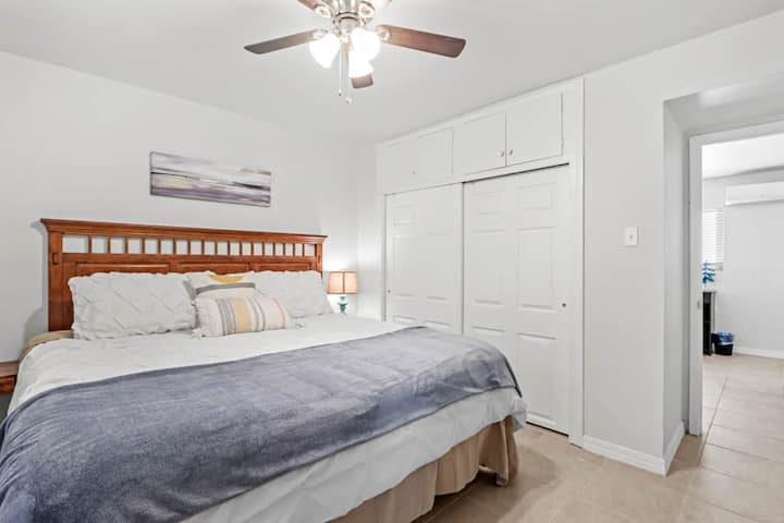 Comfortable King Size Bed- Apt #4 - El Paso Zoo and Botanical Gardens