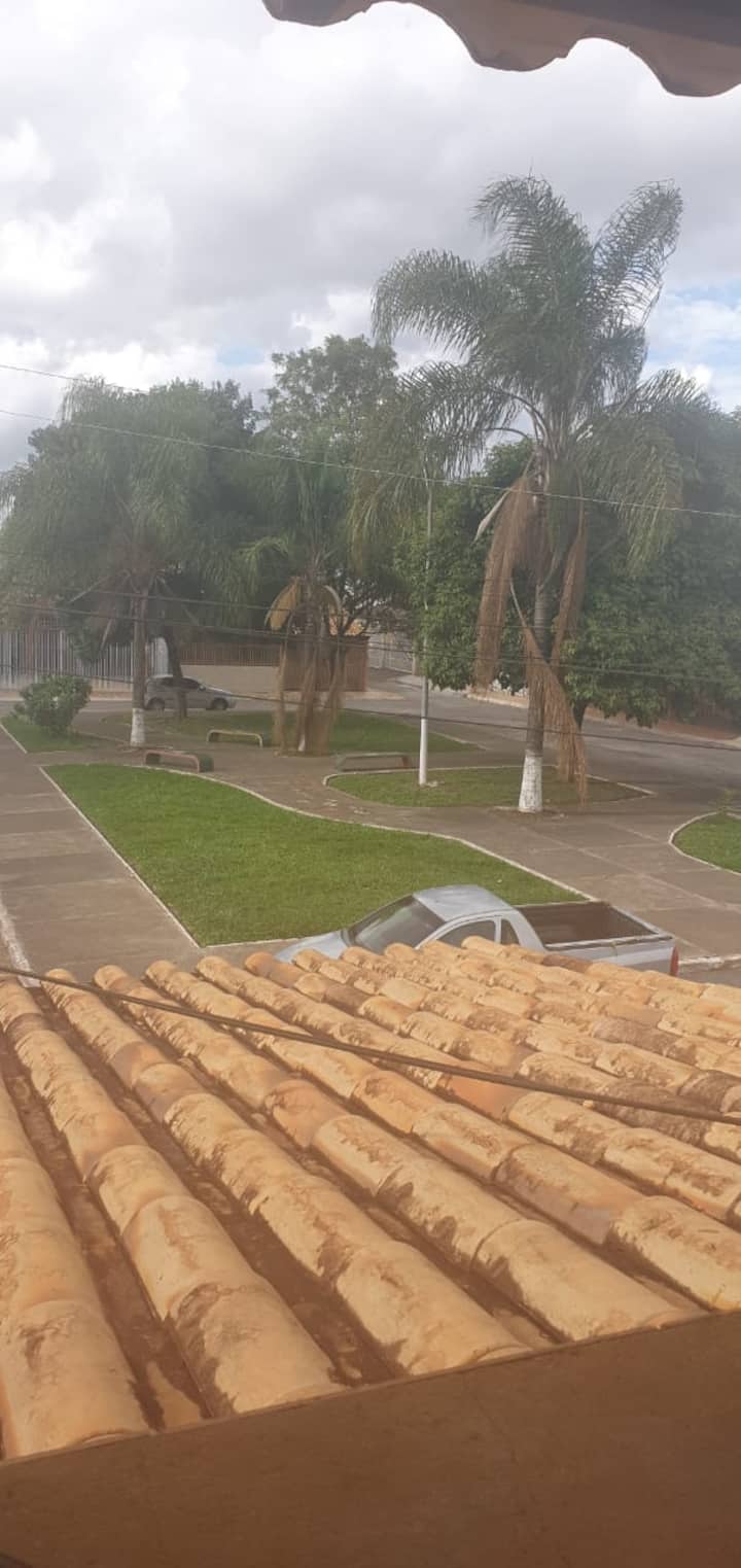 Casa 2 Andares: 4 Quartos, 6 Camas E Churrasqueira - Brasília