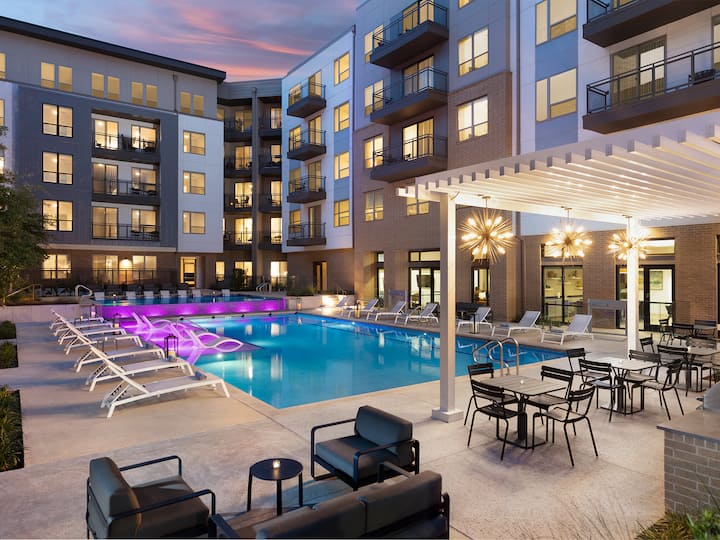 Luxe Resort Style Life | Fitness Fans | Ave Living - Austin
