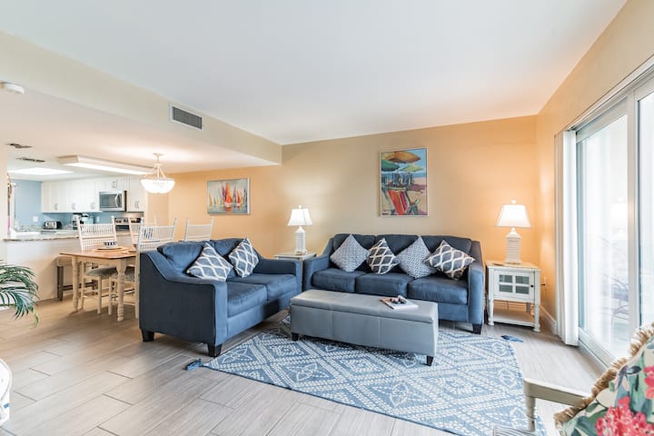 Gorgeous Beach 2 Bed/2 Bath Luxury Condo - Daytona Beach Shores, FL