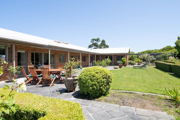 Viewbank Homestead: A Sprawling Garden Estate - Shoreham