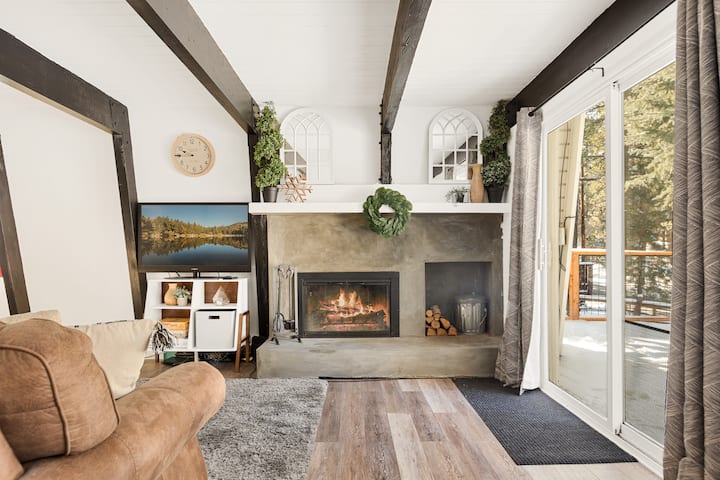 Fox Farm Retreat, 2b/2ba House, King, 5min Village - Big Bear Lake, CA
